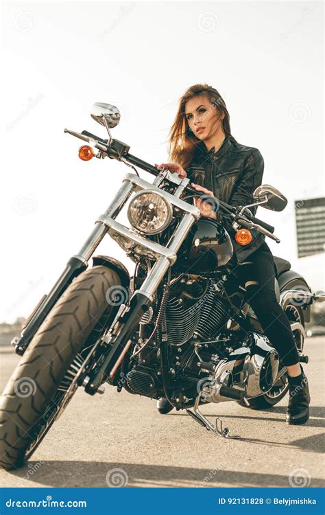 摩托车的女孩 库存照片 图片 包括有 车手 摆在 巡洋舰 旅行 骑自行车的人 有吸引力的 竟赛者 92131828