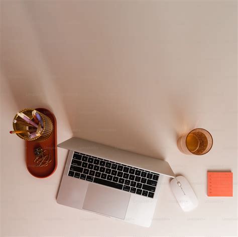 흰색 책상 위에 앉아 있는 노트북 컴퓨터 사진 Unsplash의 랩톱 이미지