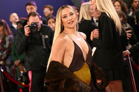 Kate Hudson Deep Cleavage And Sideboobs At Knives Out 2022 Premiere 17 Photos The Fappening