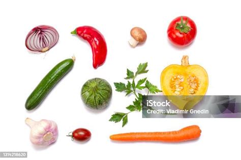 호박 호박 피망 토마토 양파 마늘 당근 파슬리 및 버섯의 창조적 인 레이아웃 식품 개념 흰색 고립 된 배경에 야채 0명에 대한 스톡 사진 및 기타 이미지 Istock