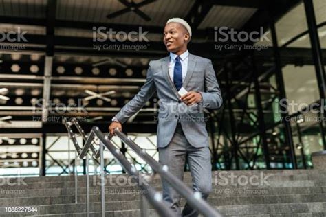 비즈니스 서신에 대 한 전화를 사용 하 여 런던에서 아프리카 사업가 20 24세에 대한 스톡 사진 및 기타 이미지 20 24세 Z세대 경영자 Istock