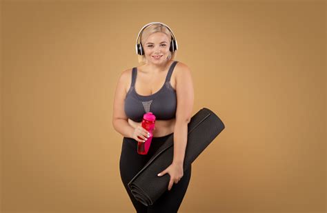 신체 긍정적 인 스포츠 피트니스 트레이닝을 위해 준비된 스포츠웨어의 매력적인 여성 과체중에 대한 스톡 사진 및 기타 이미지 과체중 여자 자연 Istock