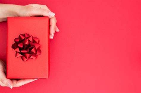 평평한 누워 배경 복사 공간에 고립 된 빨간 리본 활선물 상자를 들고 여성의 손의 상단보기 겨울에 대한 스톡 사진 및 기타 이미지 Istock