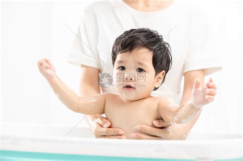 妈妈给宝宝洗澡高清图片下载 正版图片501659967 摄图网