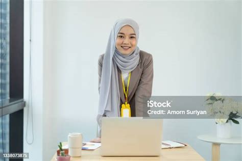 현대 사무실에서 히잡 머리 스카프에 아시아 무슬림 사업가 비즈니스 인력 다양성 및 사무실 개념 25 29세에 대한 스톡 사진 및 기타 이미지 Istock