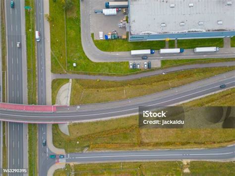 창고 적재 허브 및 화물 트레일러가 있는 많은 세미 트럭이 일몰에 상품을 싣거나 내리기 위해 경사로에 서 있는 물류 공원의 공중 전망 0명에 대한 스톡 사진 및 기타 이미지