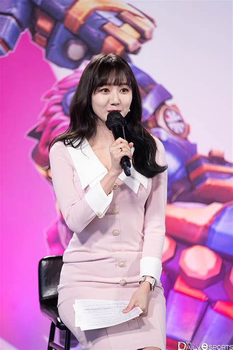 [포토] 윤수빈 아나운서 Wck 분석데스크 진행