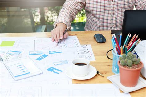 그래픽 디자이너는 휴대 전화 컴퓨터 모바일에 대한 Ux Ui 디자이너 계획 응용 프로그램 템플릿 레이아웃 프레임 워크와 함께 작동 Brand Name Smart Phone에