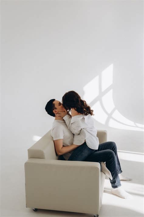 позы для фотосессии в студии лавстори портретная фотография Lifestyle идеи съемки в студии