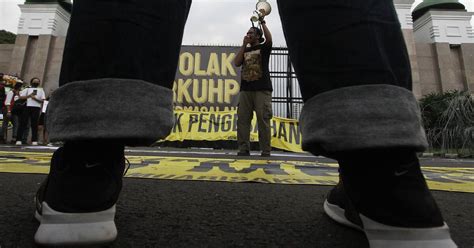 New Indonesian Laws Aren T Just About Sex Outside Marriage It Endangers Press And Religious