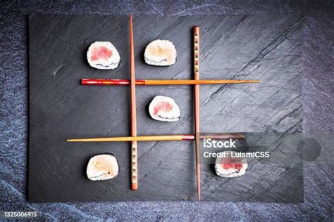 초밥과 젓가락으로 만든 3 회 연속 맛있는 일본 음식 동양 음식 컨셉 초밥에 대한 스톡 사진 및 기타 이미지 초밥 파티 0명 Istock