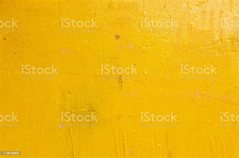 오래 된 그런 지 금이 빈티지 밝은 노란색 콘크리트와 시멘트 금형은 풍 화 페인트와 스크래치와 벽 이나 바닥 배경 질감 0명에 대한 스톡 사진 및 기타 이미지 Istock