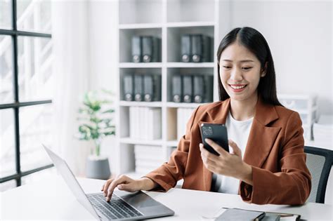 사무실에서 스마트폰과 노트북 디지털 태블릿 컴퓨터로 일하는 여성 사업가 20 24세에 대한 스톡 사진 및 기타 이미지 20 24세 Brand Name Smart