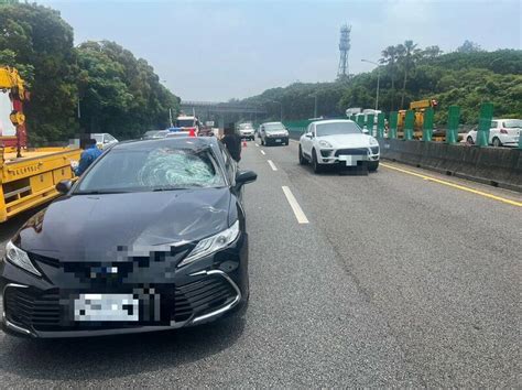 國道詭異車禍！車停南下車道跨中央護欄走到北向 男慘遭撞飛送醫不治