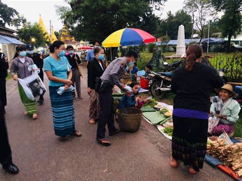 မိုင်းရယ်မြို့တွင် ကိုဗစ် ၁၉ ရောဂါ ကာကွယ်ရေးအတွက် ဈေးများအတွင်း နှာခေါင်းစည်းများ ဝေငှခြင်းနှင့
