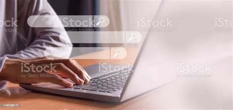사무실에서 랩톱 컴퓨터로 작업하는 검색 표시줄이 있는 인터넷 검색 인터넷 네트워킹 개념 가상현실에 대한 스톡 사진 및 기타 이미지 가상현실 개선 검색 Istock
