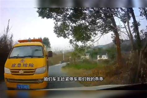 这位车主真是倒霉透顶了被对向车道的面包车给撞了祸从天降啊
