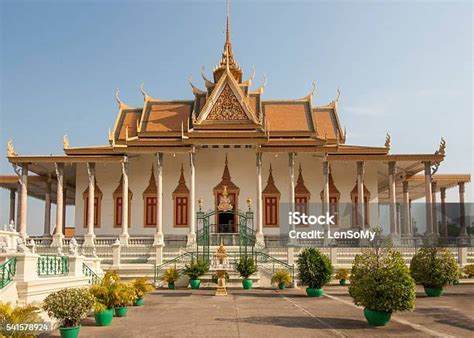 Istana Kerajaankamboja Foto Stok Unduh Gambar Sekarang Phnom Penh