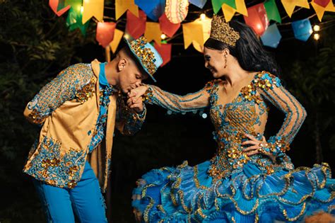 생동감 넘치는 의상을 입은 전문 Quadrilha 댄스 커플이 활기찬 브라질 6월 파티에서 리드미컬한 비트에 맞춰 우아하게 움직입니다 브라질에 대한 스톡 사진 및 기타