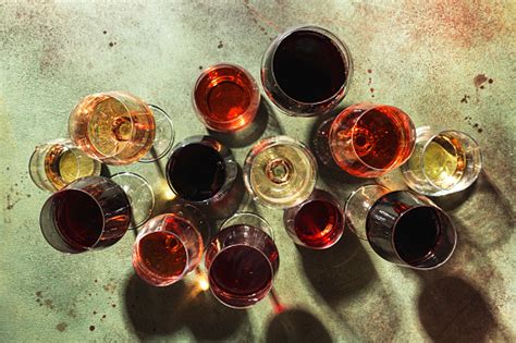 녹색 배경에 안경에 구색에 빨간색 흰색과 장미 와인 상단 보기 와인 바 상점 와이너리 와인 시음 개념 하드 라이트와 가혹한 식물