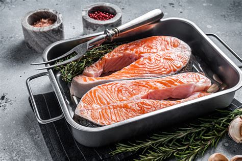 백리향과 로즈마리로 요리할 수 있는 생 연어 생선 스테이크 회색 배경 위쪽 보기 건강한 식생활에 대한 스톡 사진 및 기타 이미지 건강한 식생활 검은색 고기 Istock