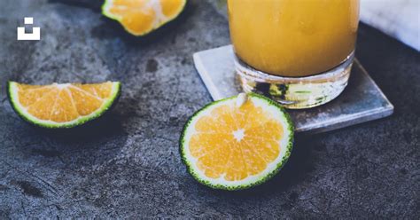 수건 근처 유리에 감귤류 주스 사진 Unsplash의 무료 마시다 이미지