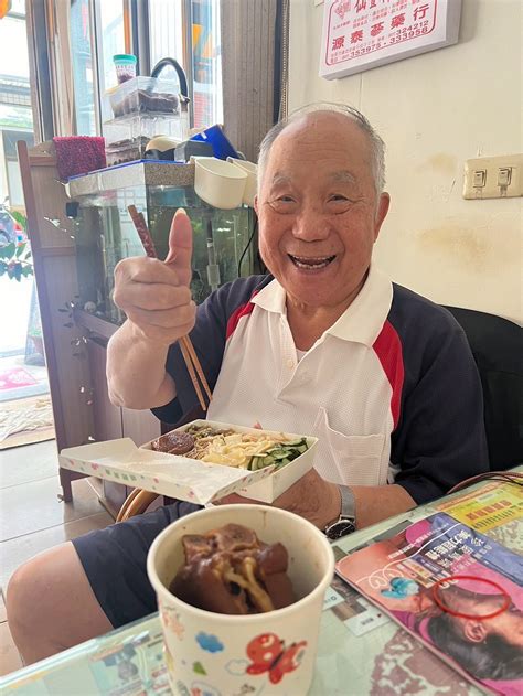 爺爺的 歲 今天是爺爺第一個沒有奶奶的生日 早上 點我看著監視器 平常愛賴床的小孩們 我的弟弟妹妹一早就過去爺爺家陪伴他 而我去年 月就訂好機票要來日本了 月時奶奶開始