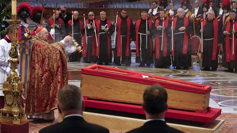 Телото на папата Франциск пренесено во базиликата „Свети Петар“ за оддавање почит