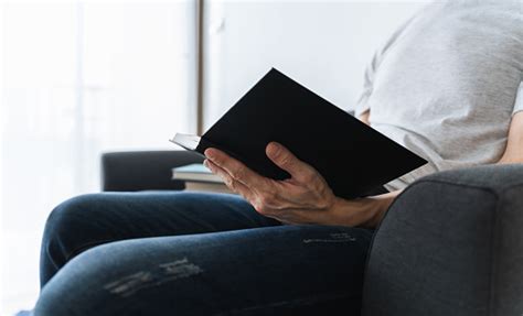 대학생은 집에서 책을 공부하거나 배우고 교과서를 쓰거나 읽습니다 집에서 온라인으로 지식 및 기술 교육 교육 및인지 성공 아이디어 개념 가정 생활에 대한 스톡 사진 및 기타