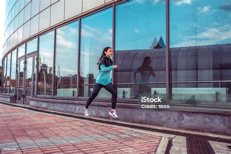 여자 스포츠 트레이너 여름 도시 달리기 점프 피트 니스 운동 동기 부여 힘 마음 생각 아름 다운 소녀 아침 실행 여유 공간 아침