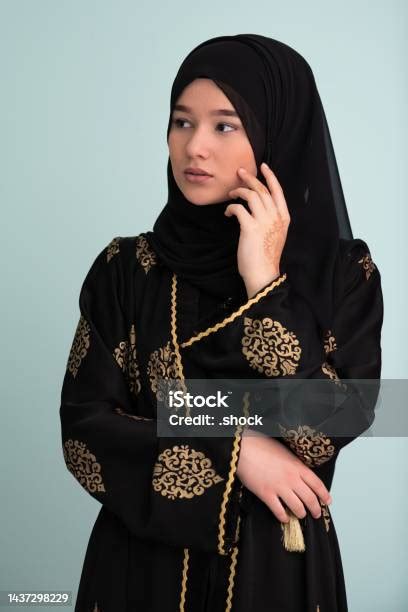 현대 이슬람과 라마단 카림의 개념을 나타내는 현대 청록색 배경에 고립된 히잡을 쓴 멋진 드레스를 입은 아름다운 무슬림 여성 18 19세에 대한 스톡 사진 및 기타 이미지