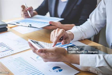 회계금융의 새로운 프로젝트로 일하고 분석하는 전문 경영팀 아이디어 발표 금융사업투자의 회의전략계획 경영자에 대한 스톡 사진 및 기타 이미지 Istock