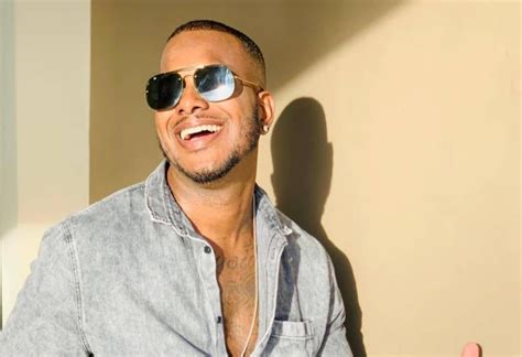 Ephrem J Gooit Microfoon Tijdens Concert Naar Bezoeker Nucw