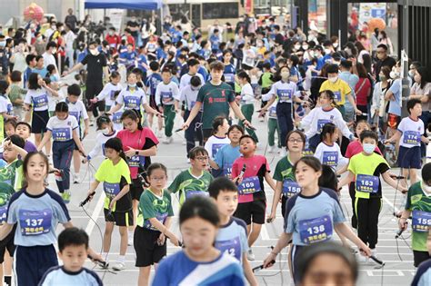香港逾400中小学生等参与“狮跃传绳”创sdg世界纪录 澳洲网