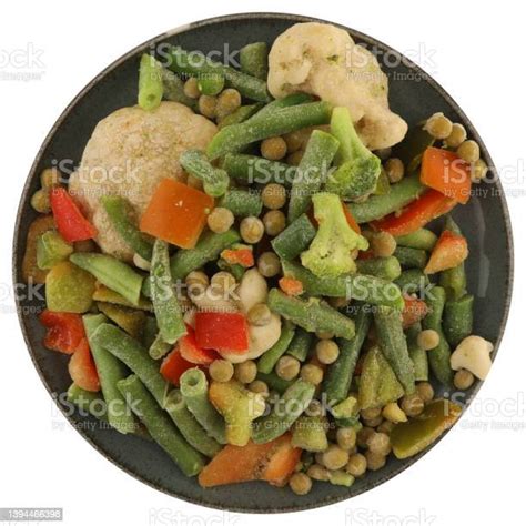 나무 배경에 접시에 다진 냉동 야채 옥수수 완두콩 후추 당근 복사 공간 건강한 식생활에 대한 스톡 사진 및 기타 이미지