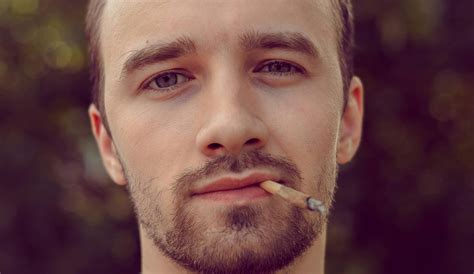 니코틴 담배 담배를 피우는 담배를 피우다 손 수녀복 잡고 있는 중독 피사계 심도 확대에 관한 무료 스톡 사진