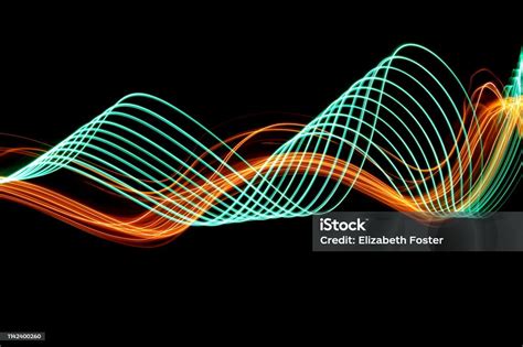 밝은 그림 사진 긴 노출 네온 녹색과 금색 요정 빛의 추상적이 고 역동적 인 물결 무늬 평행선과 소용돌이 검정색 배경 0명에 대한 스톡 사진 및 기타 이미지 Istock