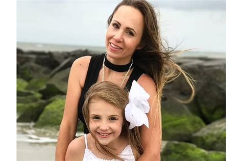 15 வயது யூடியூப் பிரபல மகளின் தாய் மீது அதிர்ச்சி புகார் அளித்த 11 சிறுவர்கள் லங்காசிறி நியூஸ்