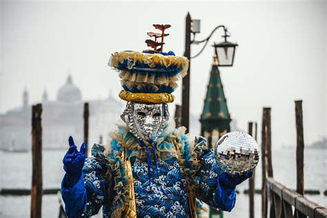 푸른 바다에서 영감을 받은 의상과 거울 마스크를 착용하고 베니스의 카니발 동안 디스코 공을 들고 있는 남자 초상화 2월에 대한 스톡 사진 및 기타 이미지 Istock