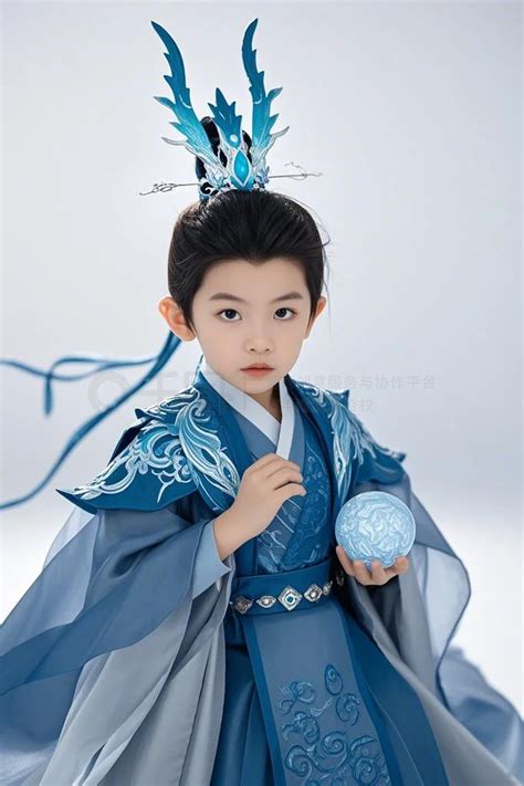 汉服ai数字艺术 敖丙人像中国风简约儿童汉服蓝羽毛发饰手持球体商业照片 Ai人像免费下载png格式2728像素编号71246918 千图网