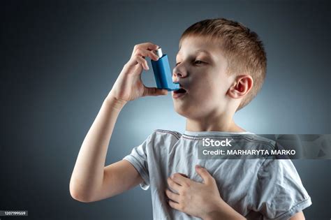 염증성 질환 호흡 곤란을 치료하기 위해 천식 흡입기를 사용하는 소년의 초상화 기침 알레르기 호흡기 질환에 대한 치료의 개념 건강관리와 의술에 대한 스톡 사진 및 기타 이미지