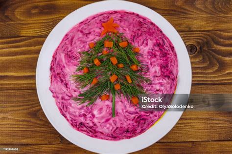 나무 테이블에 전통적인 러시아 샐러드 모피 코트 아래 청어 딜과 당근으로 만든 크리스마스 트리로 장식 된 샐러드 맨 위 보기 0명에 대한 스톡 사진 및 기타 이미지 Istock