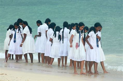 Школьницы на пляже Polhena Beach Матара Шри Ланка Sinekvan — Livejournal