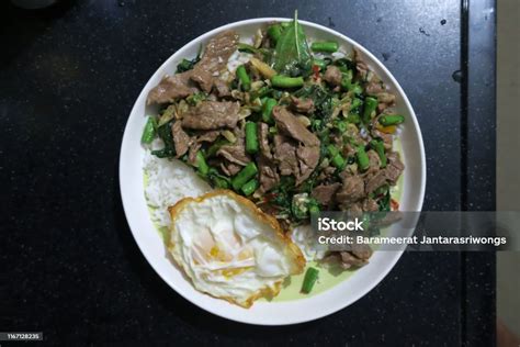 볶음 쇠고기와 바질 계란 튀김 태국 음식 길거리 음식 방콕 태국을 얹은 쌀 1980 1989 년에 대한 스톡 사진 및 기타 이미지 1980 1989 년 건강한 생활방식