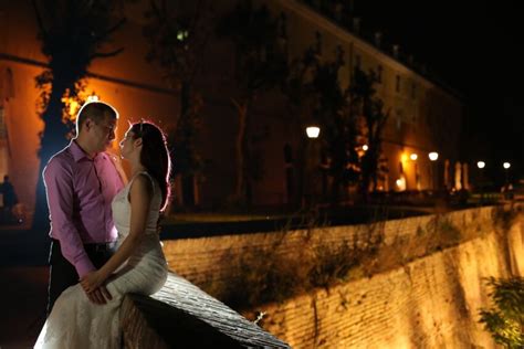 무료 사진 로맨틱 남자 친구 여자 친구 누 벽 포옹 요새 성 여자 사람들 세로