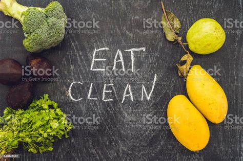 깨끗 한 먹는 초 크 보드에 작성 된 것입니다 깨끗 한 음식 개념 건강한 식생활에 대한 스톡 사진 및 기타 이미지 건강한 식생활 과일 깨끗한 Istock
