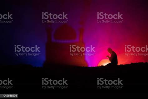 건물에 모스크의 실루엣 안개 배경 톤 라마단 카림 배경입니다 해질녘 모스크입니다 사람들을 기도 Eid Ul Fitr에 대한 스톡 사진 및 기타 이미지 Istock