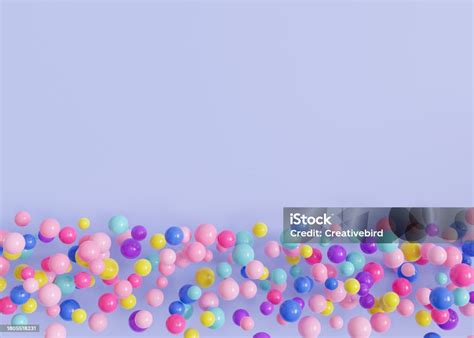 여러 가지 빛깔의 공 미묘한 라벤더 배경의 풍선 축제 또는 장난기 넘치는 테마에 이상적입니다 비어 있음 공간을 복사합니다 파티 또는 축하 초대장 어린이 파티 놀이 센터를