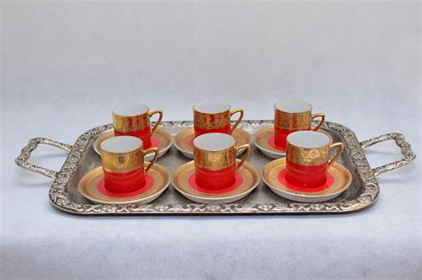 흰색 배경에 고립 된 우아하고 전통적인 뜨거운 음료 컵의 모의 업 디자인 세트 0명에 대한 스톡 사진 및 기타 이미지 0명