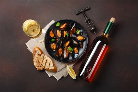 와인 병 와인 잔 코르크 스크류 빵 조각 녹슨 배경에 담금질검은 접시에 해산물 홍합과 바질 잎 0명에 대한 스톡 사진 및 기타 이미지 Istock